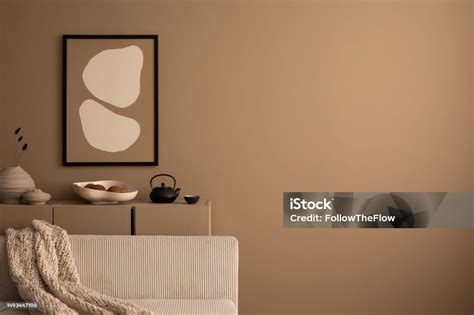 모형 포스터 프레임 복사 공간 모듈식 소파 갈색 찬장 말린 꽃이 있는 꽃병 및 개인 액세서리가 있는 미적 거실 인테리어의 미니멀한 구성 가정 장식 템플렛 0명에 대한 스톡