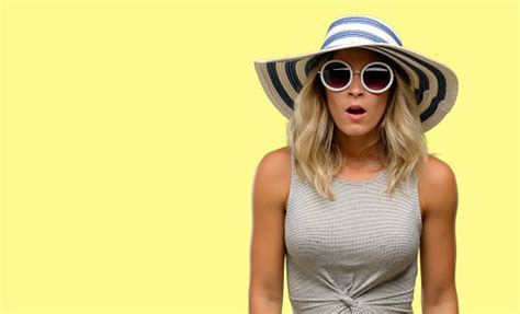 선글라스와 여름 모자를 착용 하는 젊은 여성 위협 충격 공포와 두려움을 표현 갈색 머리에 대한 스톡 사진 및 기타 이미지 갈색 머리 감정 걱정하는 Istock