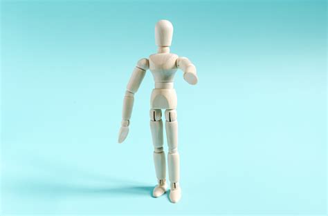 손을 들고 나무 남자의 모습이 올라올렸다 코피 공간의 색깔의 배경에 나무 남자의 그림 0명에 대한 스톡 사진 및 기타 이미지 0명 3차원 형태 Diy Istock