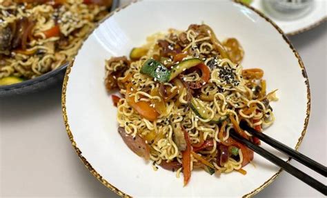 Лапша быстрого приготовления том ям с курицей и овощами простой рецепт ...