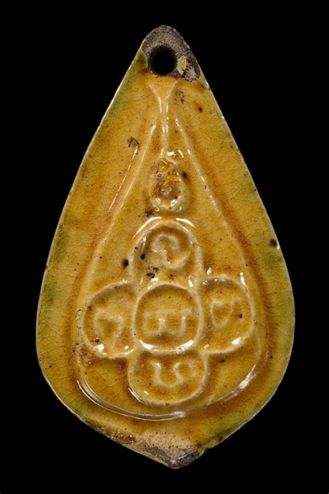 พระกลีบบัวอรหังหลวงปู่ไข่ วัดเชิงเลน เคลือบเหลืองเขียว ปี 2470 หูตากระพริบ พระเมืองเหนือ