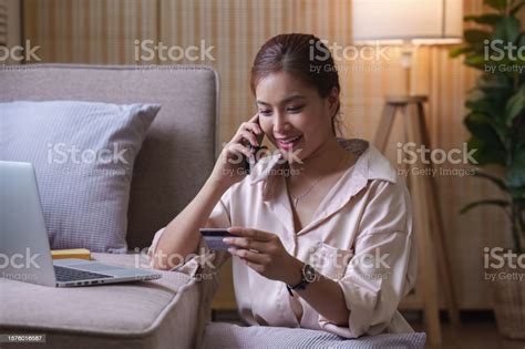 집에서 소파에 앉아 신용카드와 스마트폰으로 온라인 쇼핑을 하는 예쁜 아시아 여성 Brand Name Smart Phone에 대한 스톡 사진 및 기타 이미지 Brand