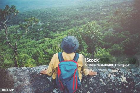 남자 하이킹 여행 스탠드와 피크 산에서 즐기는 배낭여행 라이프 스타일 방랑자 모험 절벽 꼭대기에 일몰을 보세요 배경 계곡 풍경