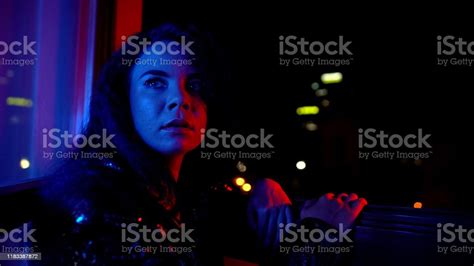 사려 깊은 여자 저녁 홈 파티에서 창 근처에 혼자 앉아 외부인 사색에 대한 스톡 사진 및 기타 이미지 사색 여자 클럽 Istock