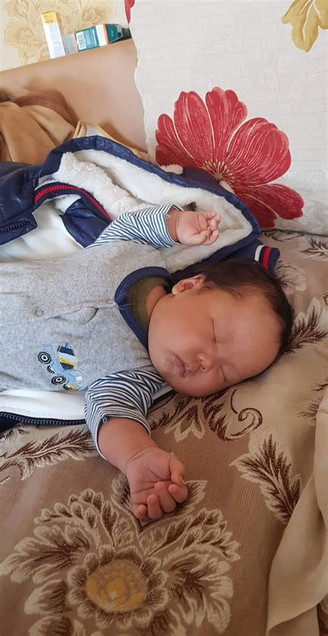 С Бүдэрч унаад уйлаад ирэхээр нь хүүхдийнхээ өвдсөн өвдгийг нь үлээж өгөөд л тайвшруулж