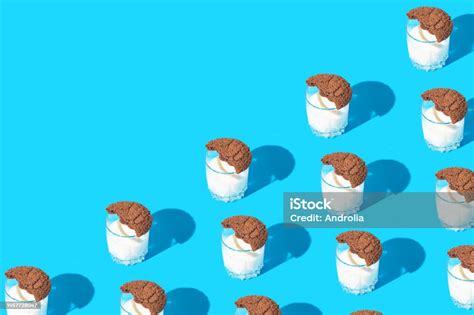 파란색 배경에 우유 한 잔에 갈색 미국 쿠키로 만든 창의적인 패턴 최소한의 스타일 베이커리와 패스트리 개념 아침 식사에 대한