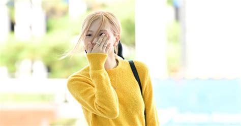 블랙핑크 로제 입 막고 미소 [사진]