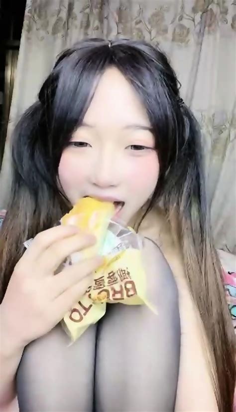 极品美乳嫩穴，卫生间假吊骑乘，白丝袜美腿高跟鞋 Eporner