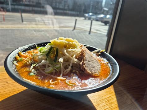 따뜻한 겨울 햇살 들어오는 창가에서 먹는 뜨끈하고 매콤한 국물요리 땀이 주륵주륵 흘러나오면 다들 어떻게해 난 먹다말고 나가서 바깥공기로 땀 식히고 오는편 먹을때 제안