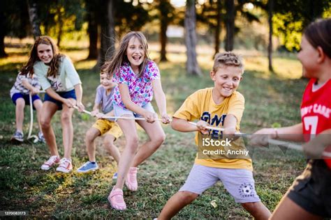 여름 캠프에서 밧줄로 줄다리기를 연주하는 학교 아이들 줄다리기에 대한 스톡 사진 및 기타 이미지 줄다리기 12 13세