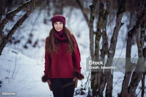 겨울 숲에서 따뜻한 겨울 옷과 모자를 쓰고 눈이 내리는 소녀 25 29세에 대한 스톡 사진 및 기타 이미지 25 29세 겨울 귀여운 Istock