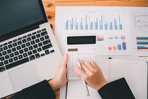 계산기를 사용하여 사무실 비즈니스 아이디어에서 비즈니스 데이터 회계 문서 및 랩톱 컴퓨터를 계산하는 비즈니스 여성 또는 회계사 가득 찬에 대한 스톡 사진 및 기타 이미지