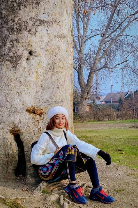 လုံလုံခြုံခြုံလေးနဲ့ ကလေးတစ်ယောက်သဖွယ် ချစ်စရာကောင်းနေတဲ့ Sexy မော်ဒယ်လေး နွယ်နွယ်ထွန်း