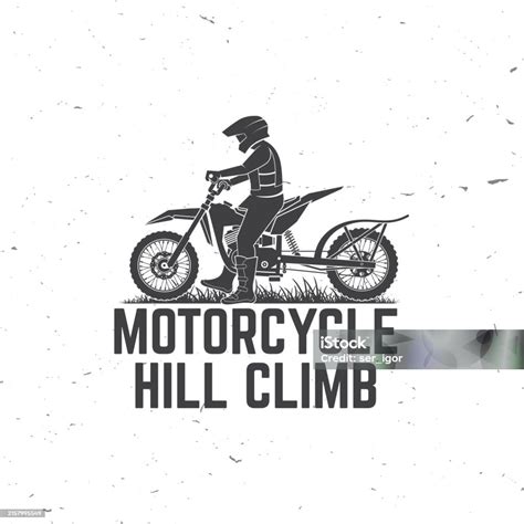 오토바이 언덕 오르기 로고 배지 스티커 벡터 일러스트 레이 션입니다 산에서 극한의 점프와 경주를 위한 오토바이를 이용한 익스트림 스포츠 오토바이에 헬멧을 쓰고 있는 흑백