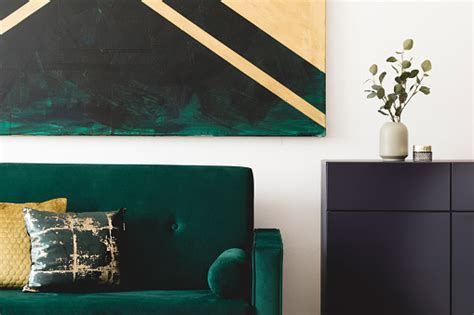 현대 벨벳 소파 네이비 블루 선반 베개 꽃병에 꽃 우아한 액세서리와 벽에 기하학적 그림과 홈 인테리어 디자인의 세련된 구성 좋은 홈 장식 템플릿 0명에 대한 스톡 사진 및