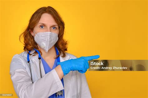 의학 항 바이러스 안경의 의사는 측면에 손가락을 표시 노란색 배경에 텍스트 공간을 복사 보호 마스크와 의료 용 모자에 간호사의 클로즈업 35 39세에 대한 스톡 사진 및