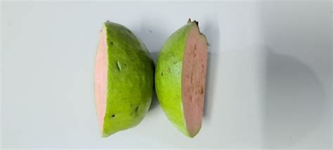 Jambu Biji Terisolasi Satu Buah Jambu Biji Hijau Utuh Setengah Dengan Daging Merah Muda Di