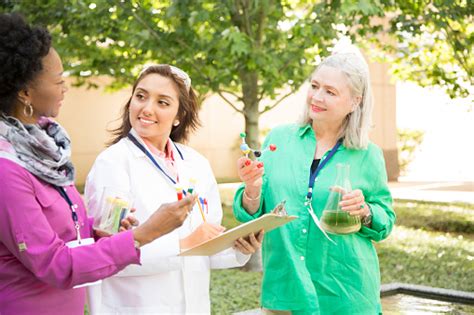 줄기 테마 야외 물 프로젝트에서 작업 하는 여성 과학자와 함께 Stem 주제에 대한 스톡 사진 및 기타 이미지 Stem 주제 과학 과학 실험 Istock