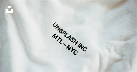 검은색 글씨가 새겨진 흰색 티셔츠 사진 Unsplash의 무료 파랑 이미지