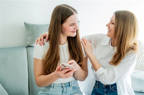 아름다운 엄마는 십대 딸을 안고 함께 전화기를 봅니다 아이와 엄마의 정서적 관계 어머니의 날 휴일 인사드립니다 16 17 살에 대한 스톡 사진 및 기타 이미지 Istock