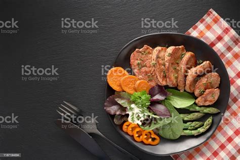 블랙 슬레이트 복사 공간에 쇠고기 고구마와 혼합 샐러드를 튀긴 조각과 검은 색 판의 평면도 0명에 대한 스톡 사진 및 기타 이미지 Istock