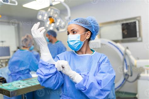 Retrato De Una Hermosa Doctora Cirujana Poni Ndose Guantes M Dicos En La Sala De Operaciones