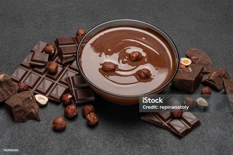 초콜릿 크림 또는 녹은 초콜릿의 유리 그릇 초콜릿과 어두운 콘크리트 배경에 헤이즐넛의 조각 0명에 대한 스톡 사진 및 기타 이미지 Istock