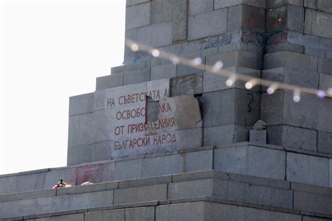Прокуратурата разследва счупените плочи на съветския паметник Crime Bg
