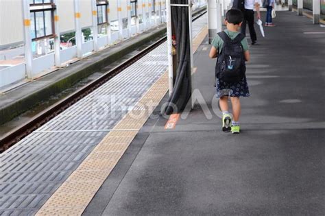 駅を歩く男の子 No 1973596｜写真素材なら「写真ac」無料（フリー）ダウンロードok