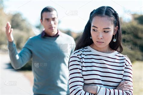 消极高兴的长发女孩看向一边