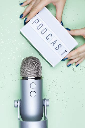 라이트 박스에 사인 팟 캐스트를 들고 여자 손과 테이블에 전문 마이크 민트 배경에 팟 캐스트 스튜디오 프리미어의 최고보기 샷 개념에 대한 스톡 사진 및 기타 이미지 Istock