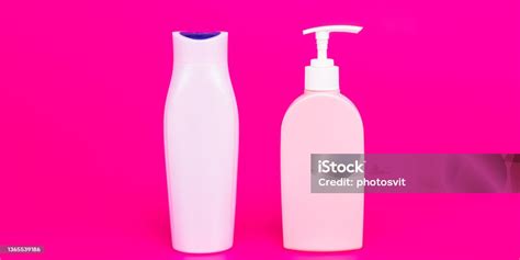 제품을 분배하기위한 훌륭한 선택 펌프 및 플립 캡 병 세면도구 병 핑크 배경 0명에 대한 스톡 사진 및 기타 이미지 0명