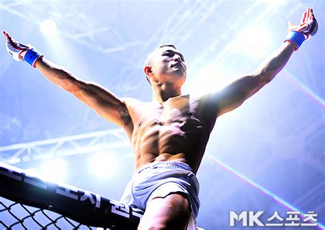 29日下午在原州雉岳体育馆举行了roadfc071大赛。当天，梁智勇在主要活动最轻量级淘汰赛决赛中，以1r1分2秒的ko重拳战胜了金秀哲，取得了胜利。图为金秀哲（音，red Bandgy）和