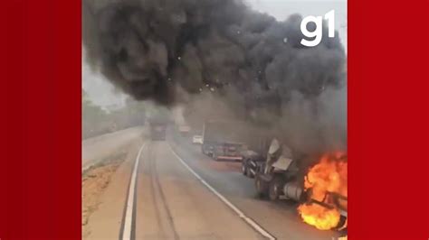 Motorista Morre Carbonizado Em Acidente Entre Carretas Na Br 364 E