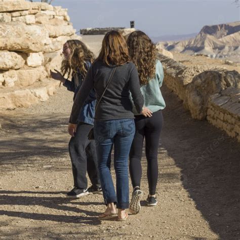 벤구리온 매장지를 찾은 관광객들 배경 십대 뒤쪽 평온 배경 일러스트 및 사진 무료 다운로드 Pngtree