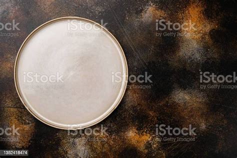 텍스트 또는 음식을위한 복사 공간이있는 텍스트 또는 음식을위한 사본 공간이있는 빈 저녁 식사 접시 상단 보기 플랫 레이 오래된 어두운 소박한 테이블 배경 0명에 대한 스톡