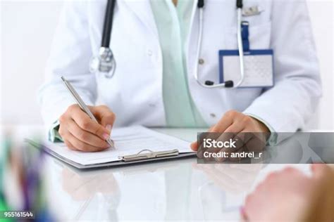 여성 의사가 환자를 상담 하는 동안 응용 프로그램 양식을 작성 그냥 손 의학 및 건강 관리 Concep 건강관리와 의술에 대한 스톡 사진 및 기타 이미지 Istock