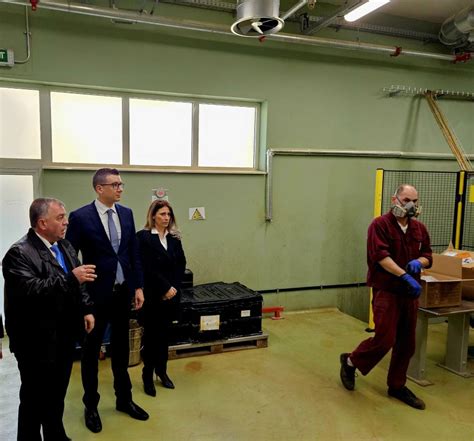 Министър Дилов В ход е модернизация на ВМЗ Сопот вдигат заплатите с 8 Информационна агенция ПИК