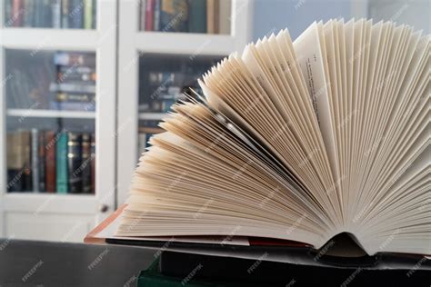 도서관의 책 배경에 책장이 있는 열린 책 페이지 프리미엄 사진