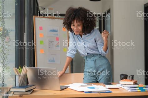 아프리카 계 미국인 사업가들은 컴퓨터 랩톱에서 전자 상거래 쇼핑 제안을 받거나 얻는 것을 축하합니다 성공을 축하하는 노트북을 보고 흥분한 행복한 소녀 우승자 검색에 대한