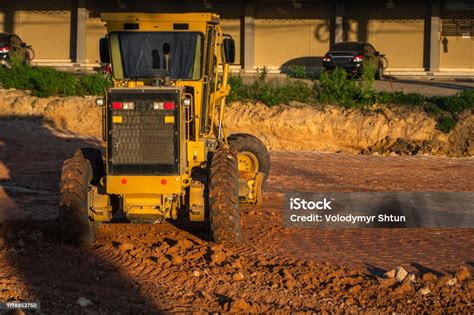 그레이더는 도로 건설에 노력하고 있습니다 새로운 도로의 건설에 학년 산업 기계 고속도로에서 작업 하는 중장비 기계 건설 장비 도로의 다짐 강철에 대한 스톡 사진 및 기타