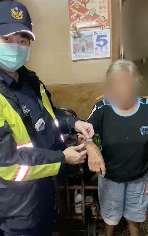 八旬嬤走失常客 暖警主動申請愛心手鍊親手戴上 Etenews