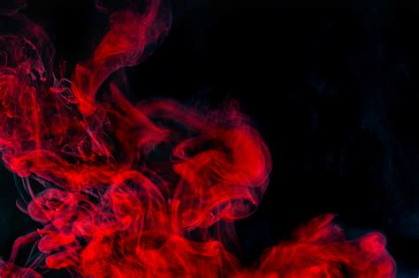 추상적인 배경 공중에 있는 빨간 연기 텍스처 어두운 배경에서 격리된 연기 조각입니다 0명에 대한 스톡 사진 및 기타 이미지 0명 개념과 주제 구름 Istock