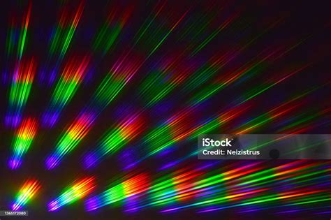 Rgb 필터의 두 회절 격자를 통해 백색 광선의 색상 폭발 색상의 무지개 무지개 광선 회절 이미지 프리즘 빛 검은 색 배경 추상
