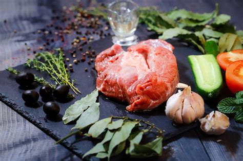 어두운 싱크대 위에는 베이 잎 후추로 장식된 생 소고기 의 큰 조각이 고기에 대한 스톡 사진 및 기타 이미지 고기 등심 러시아 Istock