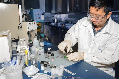 Army Scientists Look Inside Batteries With A Molecular Eye Article The United States Army