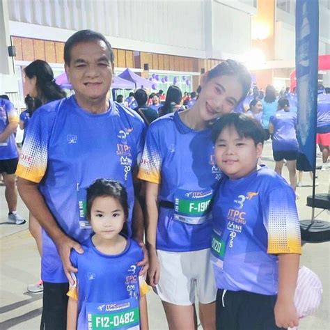 สัญญาลักษณ์ ใครคือราชินีโมนิก้า พ่อเป็นนายธนาคารชาวฝรั่งเศส แม่กัมพูชา เกิดเมื่อ 18 มิถุนายน