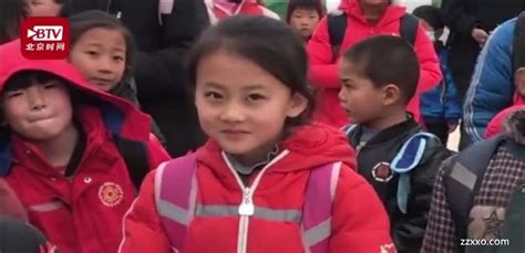 这位宁夏固原的小学生依靠一个萌萌哒的微笑走红网络据老师介绍她很爱笑而且成绩也很好她这一笑确实有那种农村女孩纯朴的味道而且很萌为她