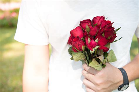 남자는 서 고 장미를 들고 발렌타인 하루 개념과 사랑 개념의 배경입니다 텍스트에 대 한 공간을 복사 합니다 개념에 대한 스톡 사진 및 기타 이미지 Istock