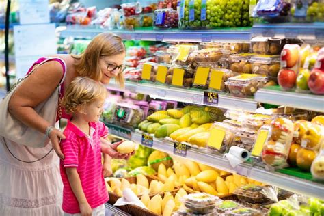 Niño En Supermercado Compras De Comestibles Para Niños Foto De Archivo